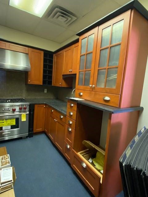 Showroom Display Cabinets & Countertops - Modern Kitchens